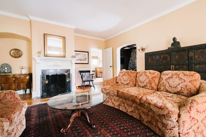 Harvard House: Make Your 2025 Family Gathering Unforgettable" - Weston, MA
