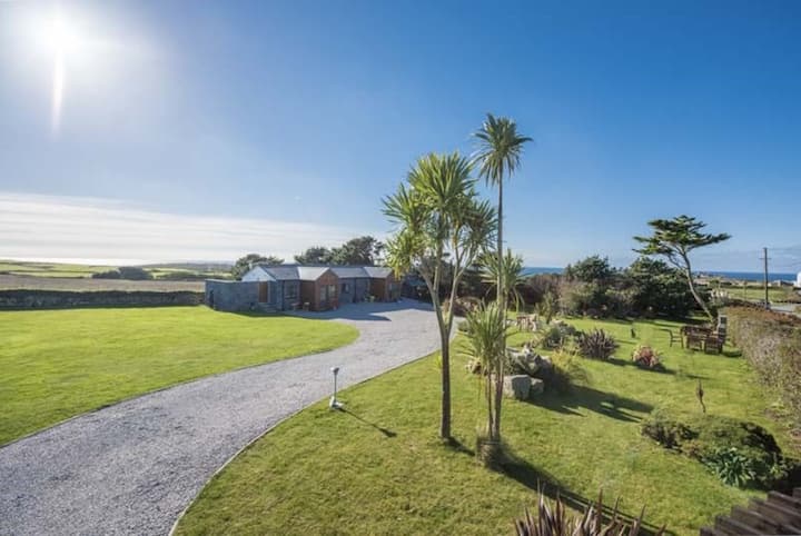 4 Bed Cottage, Sleeps 8, Hot-tub, Private Garden. - Sennen Cove