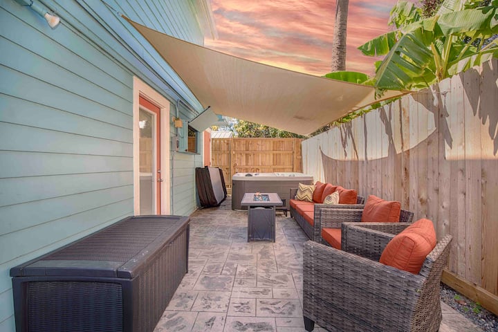 Hot Tub W/ Tv, Walk To Beach, Near Dt/utmb! - Galveston, TX