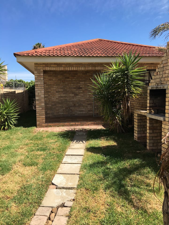 Summerstrand Cottage - Port Elizabeth