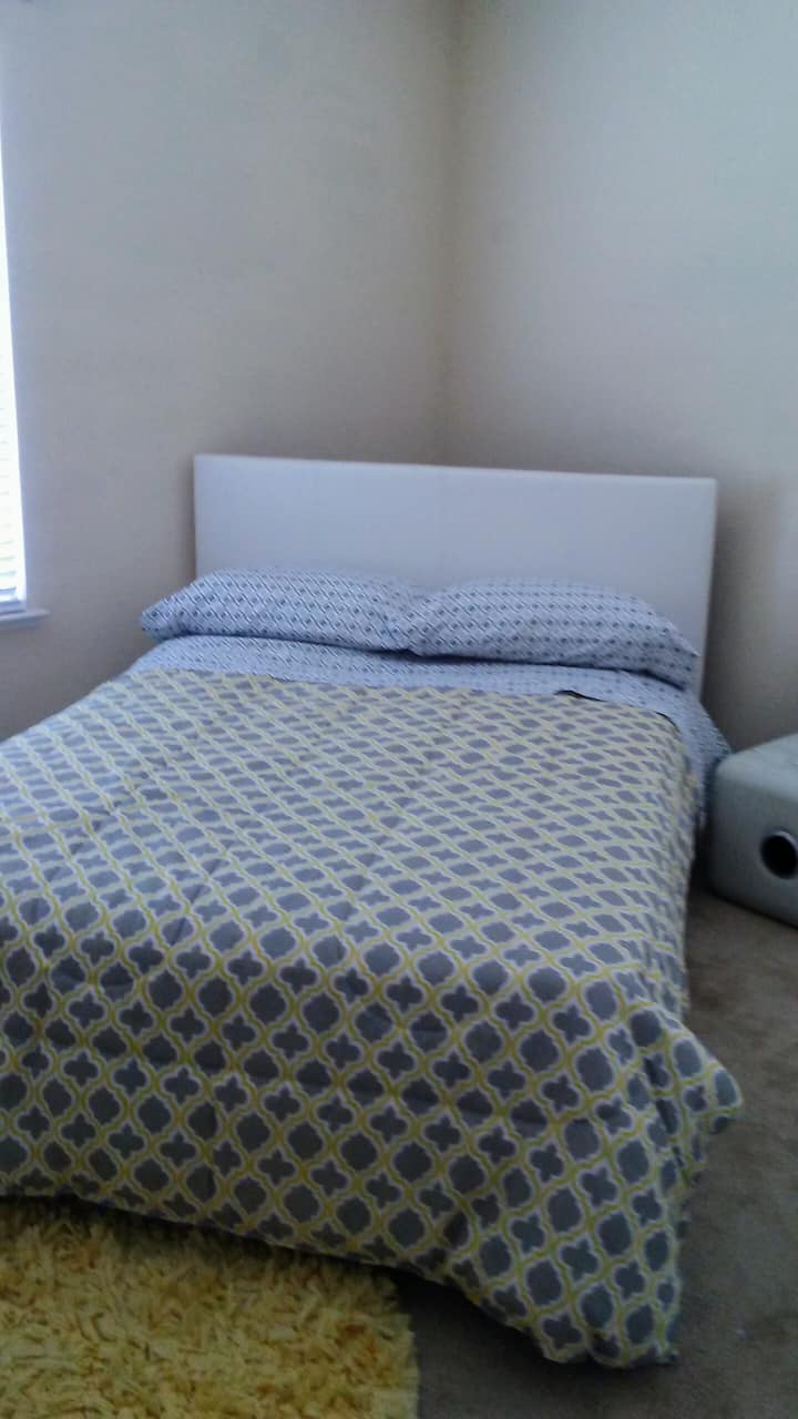 Private Room In Spacious Home - Backyard View - Pittsburg, CA