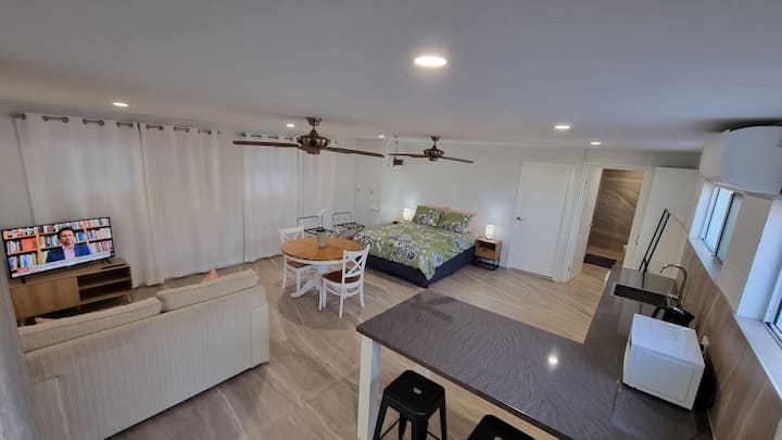 Adorable 1 Bed Large Studio - Magnificent Location - Cairns