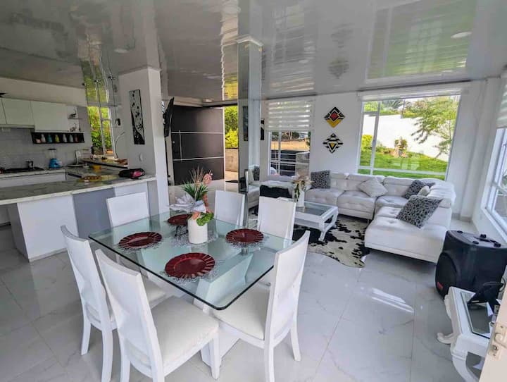 Espectacular Villa Con Piscina, Elegante - La Mesa