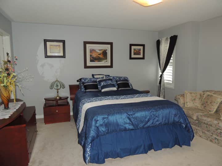 One Master Bedroom In Mount Albert - 웃브리지
