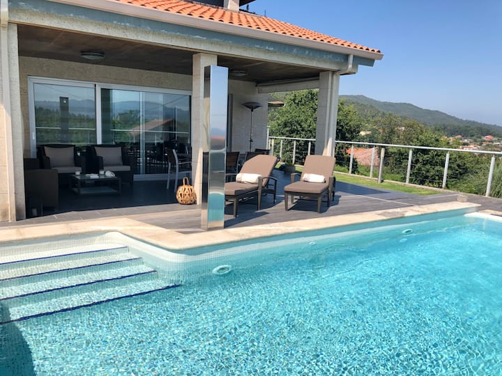 Casa Con Piscina Y Excelentes Vistas A La Ría. - O Grove