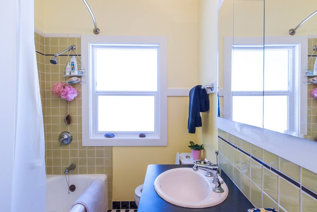 Cute Bungalow #1 - near Light Rail - Bungalows for Rent in Seattle ...