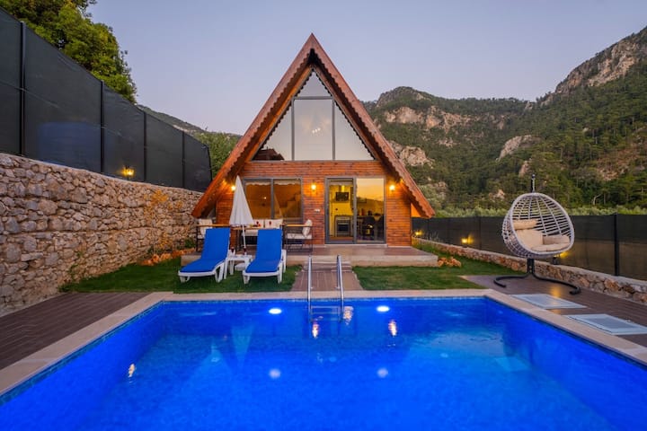 Orman'da Huzurlu Korunaklı Villa - Çeşme