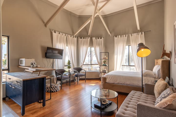 Corner Unit! Ocean View Studio 1 Bed, Private Bath - Santa Monica, CA