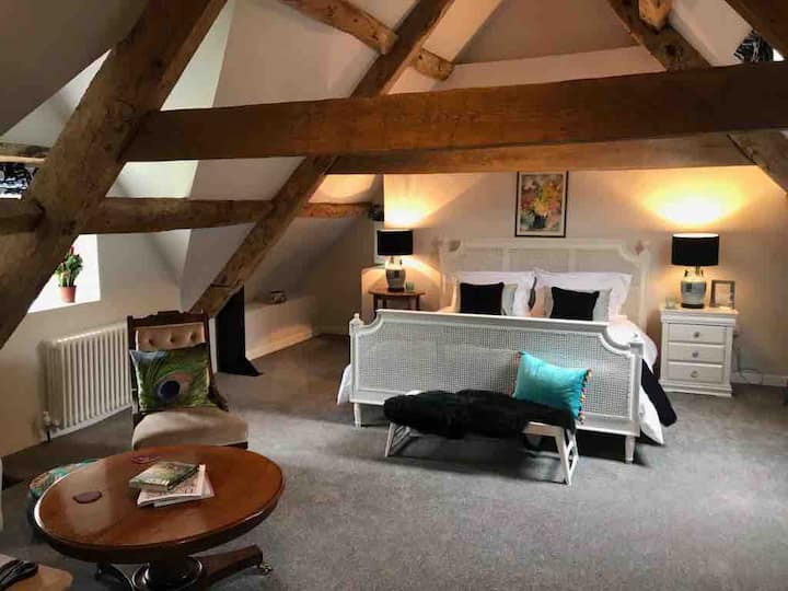 17th Century Farmhouse Loft - Incredible Views - Castle Combe