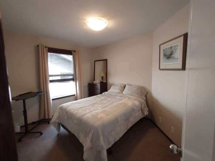 Cozy Bedroom In Private Home (R), Red Deer North - Alberta