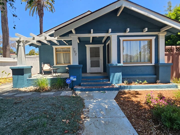 Entire Home In Historic Long Beach Close To Shops - Long Beach, CA