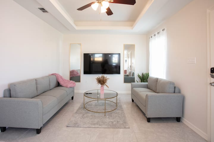 ★Luxurious & Comfy★ | Spacex Starbase | ⌨ Desks - Brownsville, TX