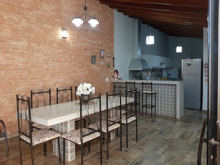 Casa Com 4 Quartos( 2 Suítes), óTima Localização. - Bonito