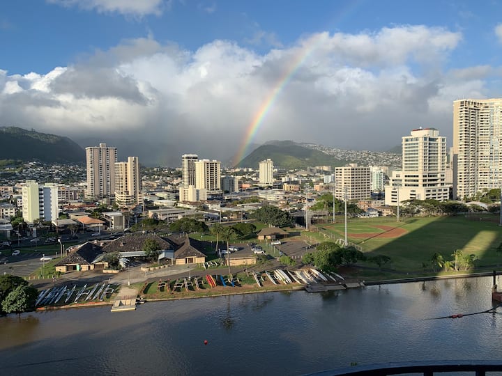Breezy Waikiki Apt 🌈Sleeps 6 & Parking Included - Honolulu, HI