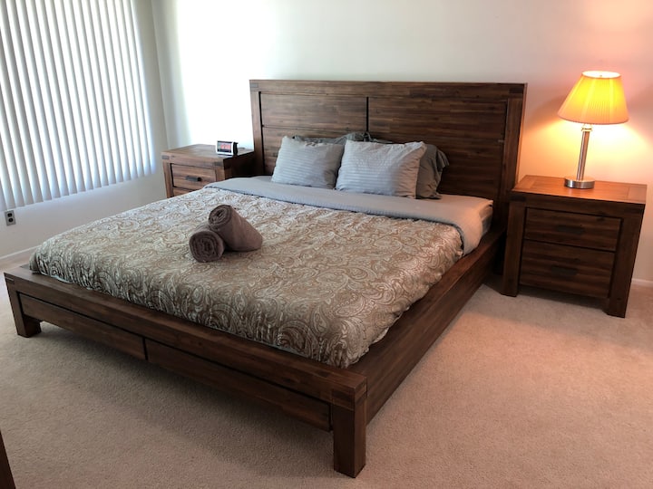 City Center King Suite! Office + Parking + Laundry - Sterling Heights, MI