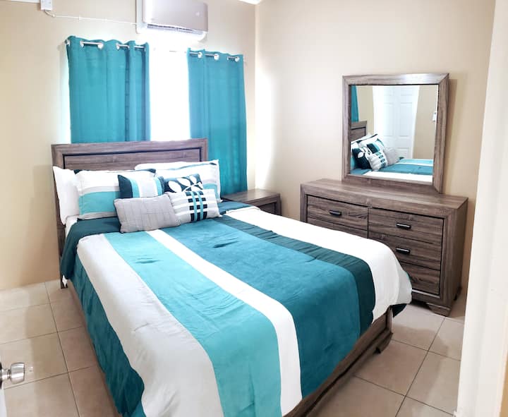 The Contemporary Getaway - Kingston