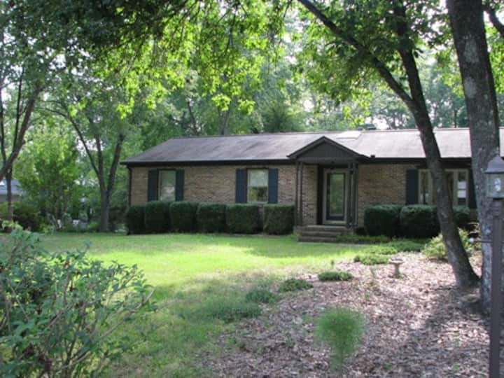 Alman2: Cheap 1 Bedroom With Shared Bathroom - Chapel Hill, NC