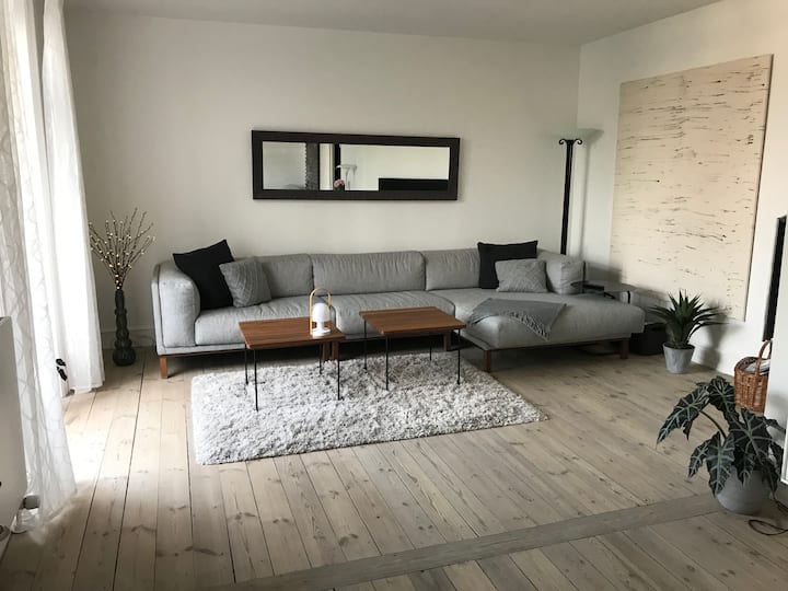 Spacey And Cozy Apartment With Sunny Balcony - Kopenhag