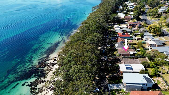 Axl Orion Beach Home: Beach Front - Hyams Beach