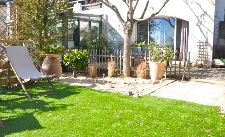 Dans Un éCrin De Verdure - Six-Fours-les-Plages