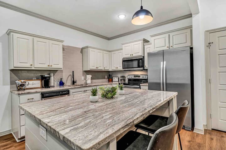 Stay Tyler @ Vine - Sleeps 8- Great Location - Tyler, TX
