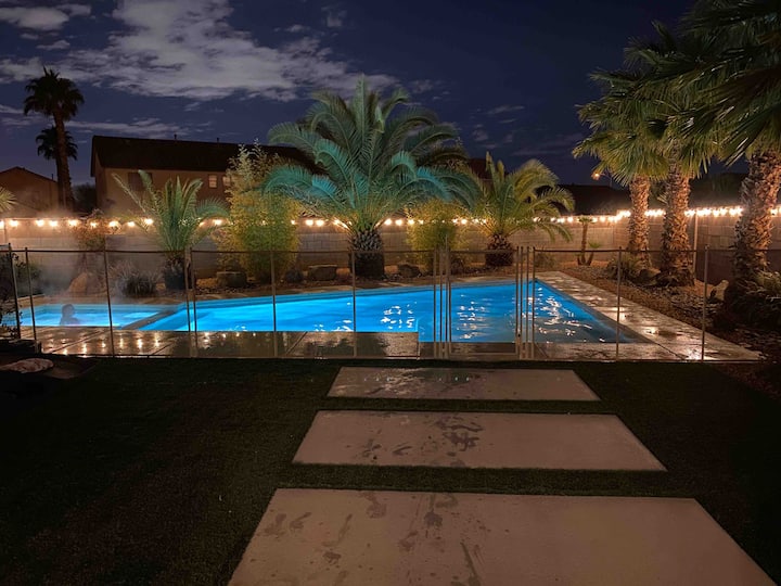 Luxury Retreat: Pool & Hot Tub – 5 Min To Strip! - Las Vegas
