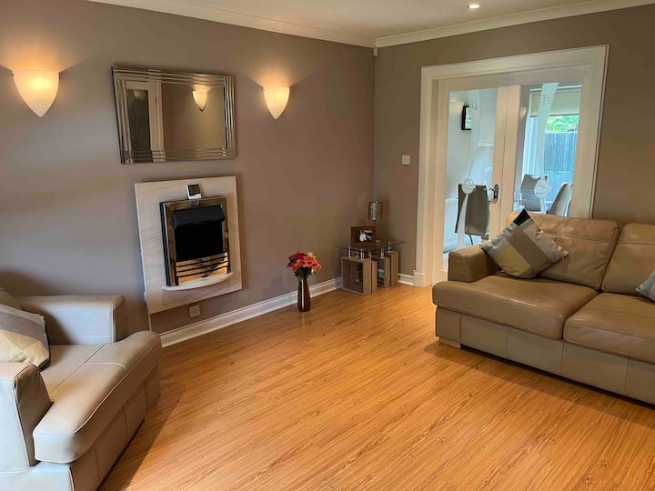 Modern Cosy Home With Garden - Long Loch
