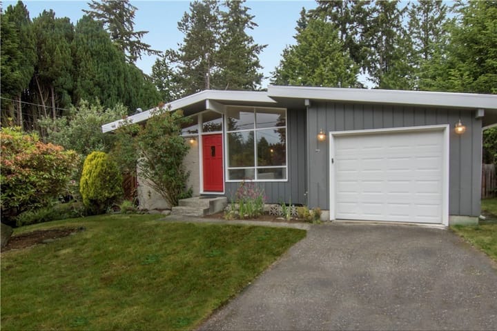 Beautiful Home With Traditional & Modern Ambience - Edmonds, WA