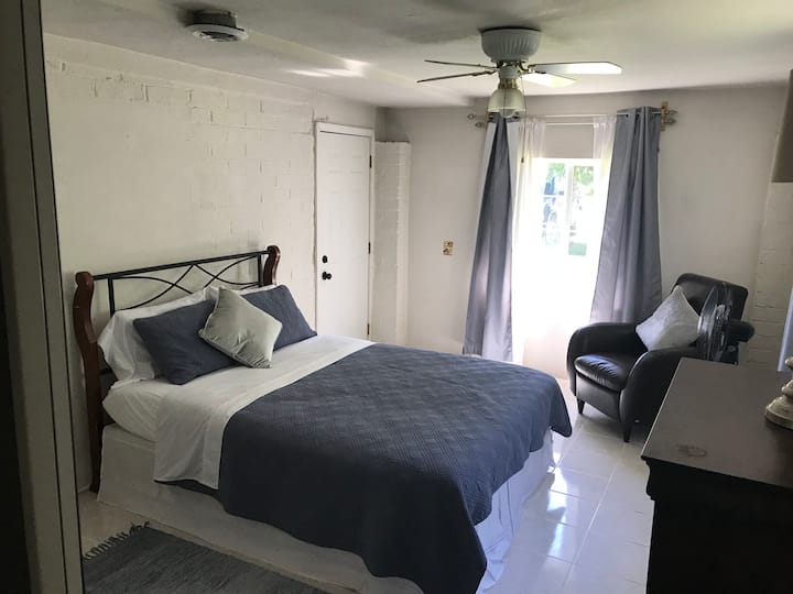 House With A Room And A Master Bedroom - Turlock, CA
