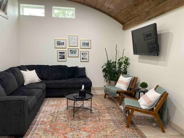 One Of A Kind Hut Home Stay! - Cedar Rapids, IA