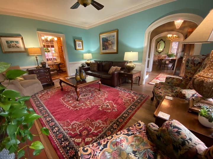 Williamsburg Manor - Russel House Green Room - Williamsburg, VA