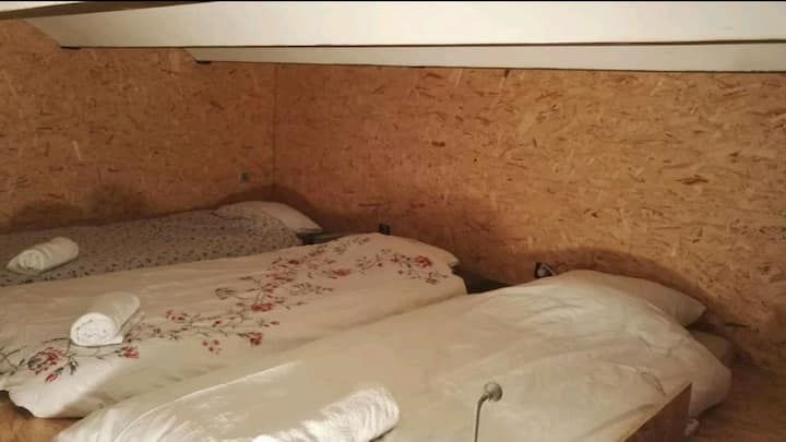 Shared Mezzanine Room (B2) 5min Historical Center - Montpellier