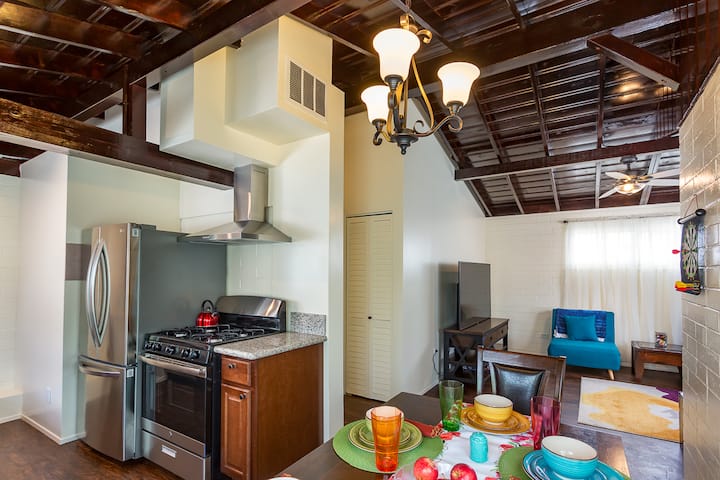 Brilliant Blue Bungalow: Private Guesthouse - Hawthorne, CA