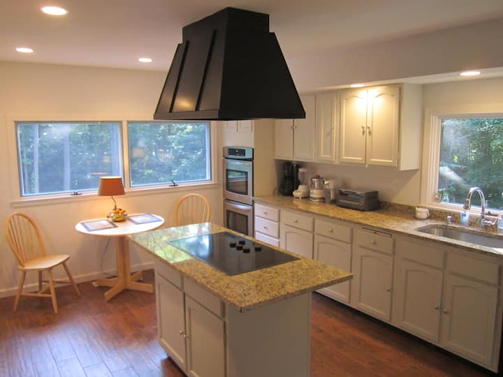 Supersuite: Queen Bed, Office, En Suite Bath - Derby, CT