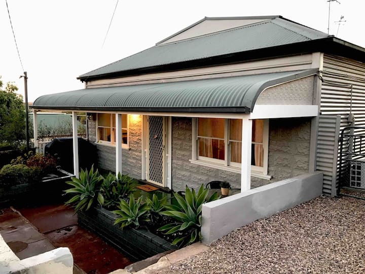 Hillside Haven Cottage Pet Friendly- Sleeps 1-6 - Broken Hill