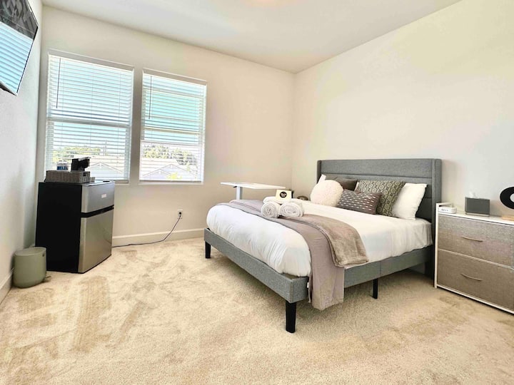 Guest Suite (#2) Spacious Private Bedroom - Roseville, CA