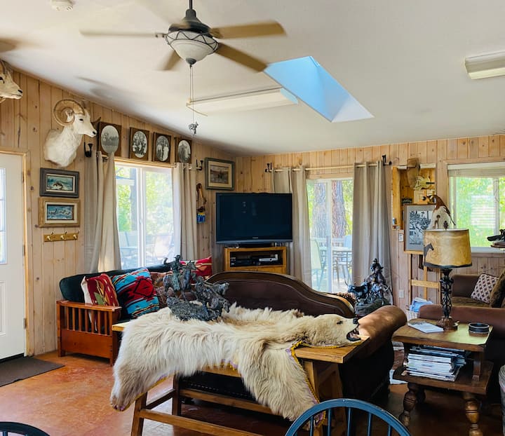 Cowboy Riverfront Retreat Pres. By Mountain Love - Joseph, OR