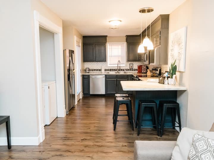 Blue Bird Bungalow - Jefferson City, MO