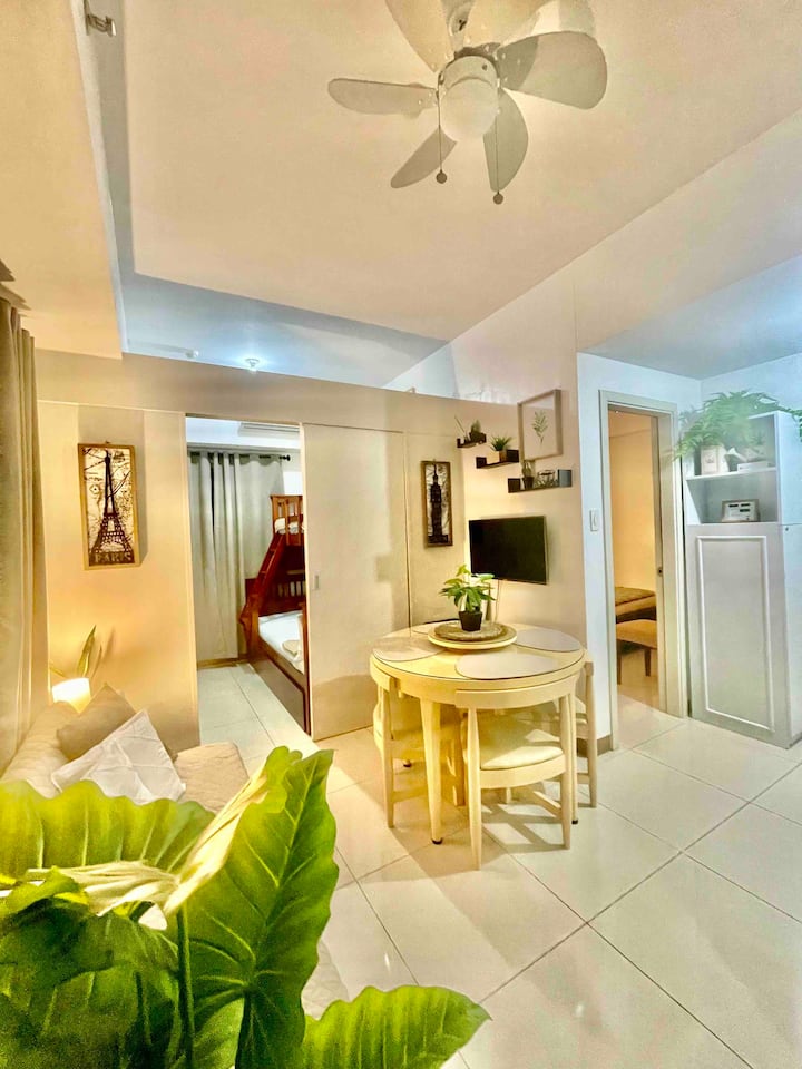 Minimalist Tropical 2-bedroom Condo With Balcony - Las Piñas