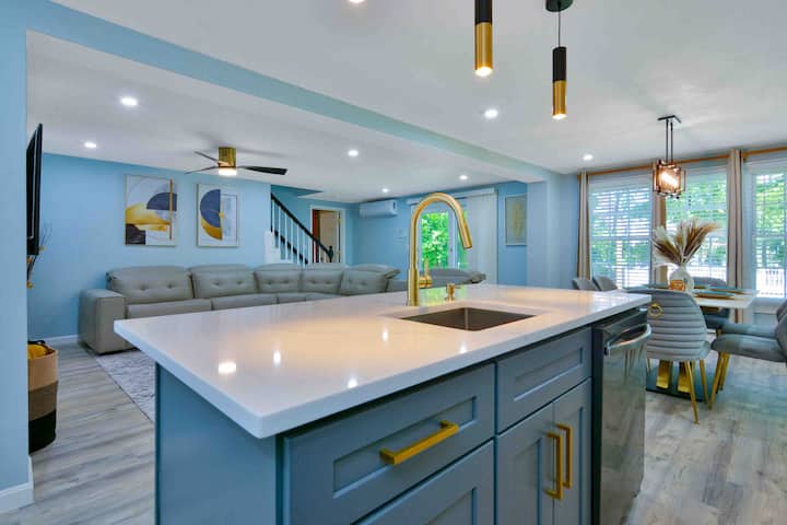 Modern Luxe Getaway Unit With Hot Tub / Fire-pit - Andover, MA