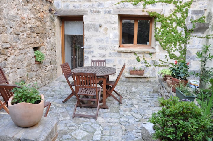 A L'ombre De L'olivier, Lagrasse - Lagrasse