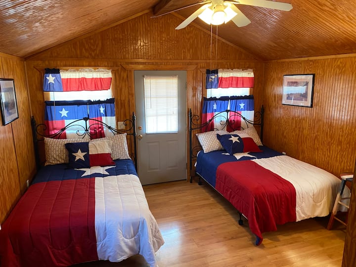 Home Away From Home - バンディアラ, TX