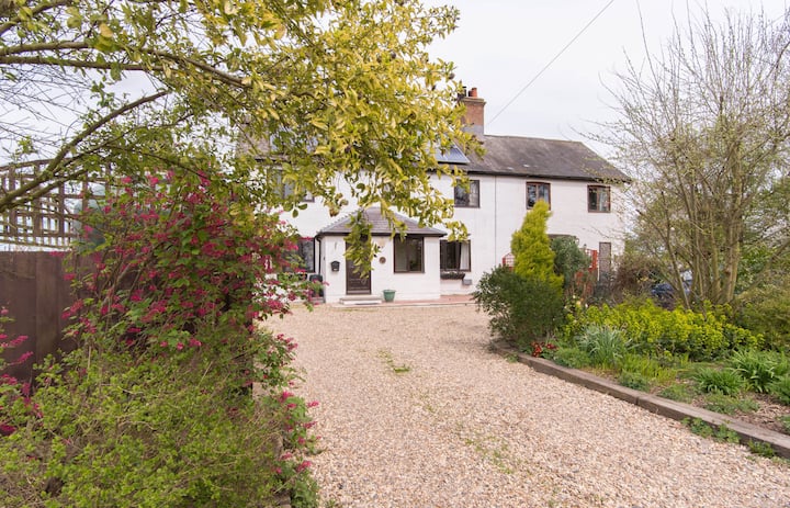 Hideaway Cottage
4 Bedrooms With Parking - Cambridgeshire