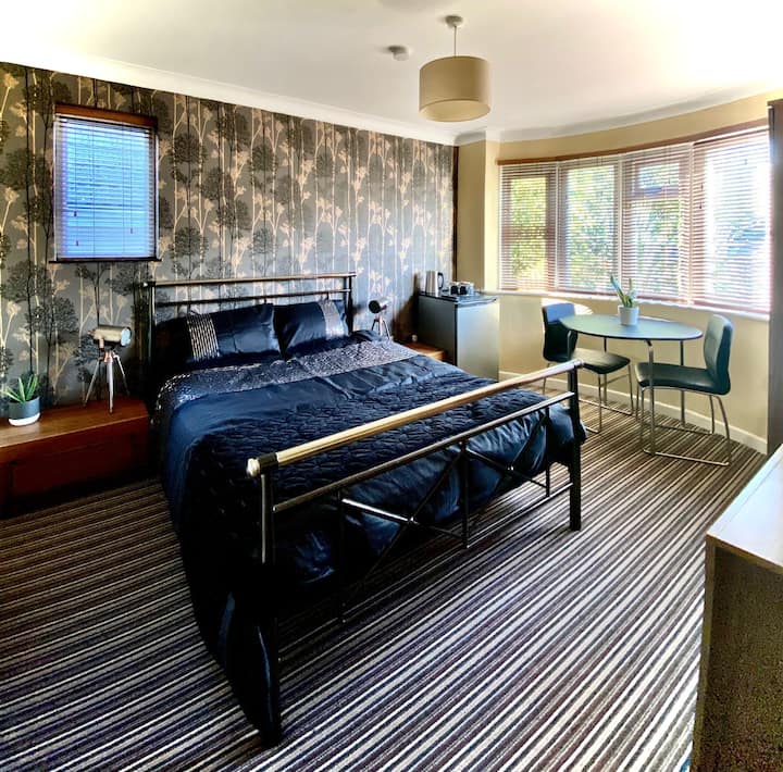 Kingsize Well Appointed Room With Private Wetroom In Large Detached House - 본머스
