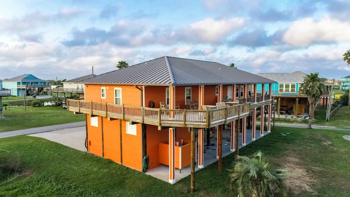 Beach Getaway - Short Walk To Beach, Games, Patio - Crystal Beach, TX
