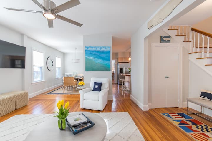Beautiful Downtown Newport Home W/ 2 Parking Spots - 제임스타운