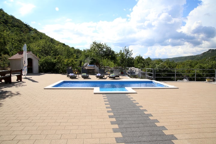 Cozy Stone House With Pool - Brela