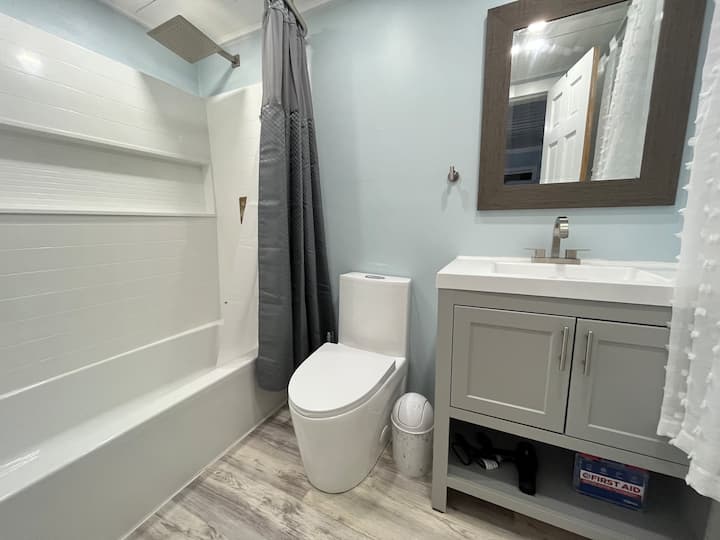 Beach Getaway! Cozy & Private! King Bed! Laundry - Long Island, NY