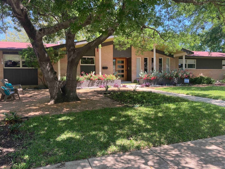 Mid-century Mod Comfort: Business Or Pleasure! - Farmers Branch, TX