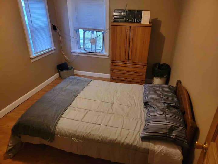 Cozy 1 Bed Shared Space Home W/ False Fireplace. - Kenosha, WI
